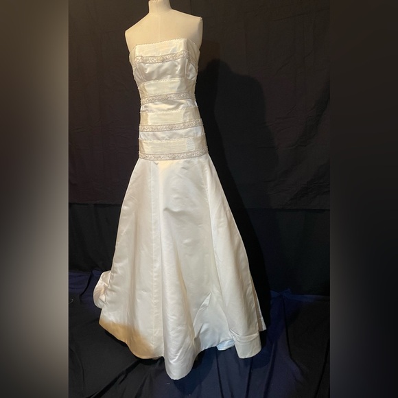 Carmen Marc Valvo | Dresses | Designer Carmen Marc Valvo Ivory ...